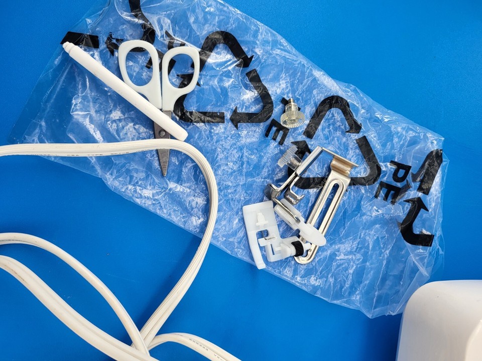 Singer Featherweight 100 Sewing Machine | eBay