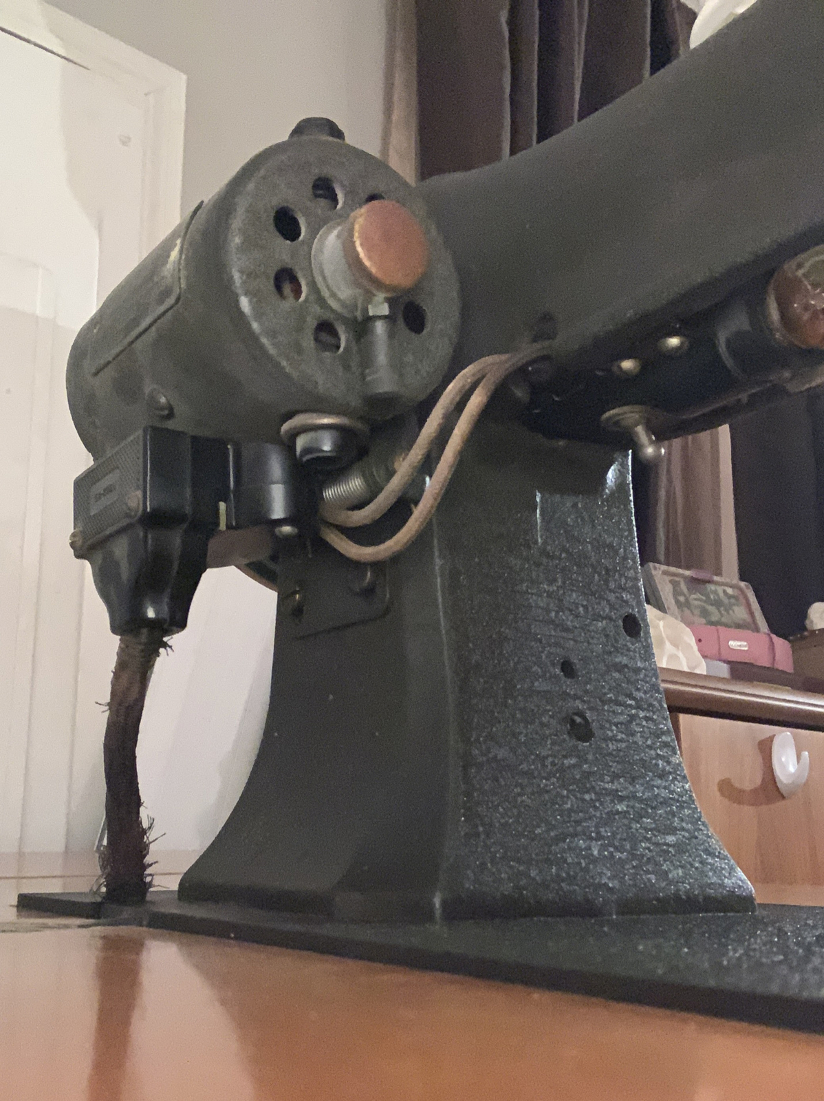 VINTAGE WHITE ROTARY ELECTRIC SEWING MACHINE Series 77 In CABINET 17-77 ...