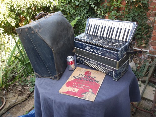 Vintage ALVARI ITALY Piano Accordeon With Case & How To Play Booklet ...