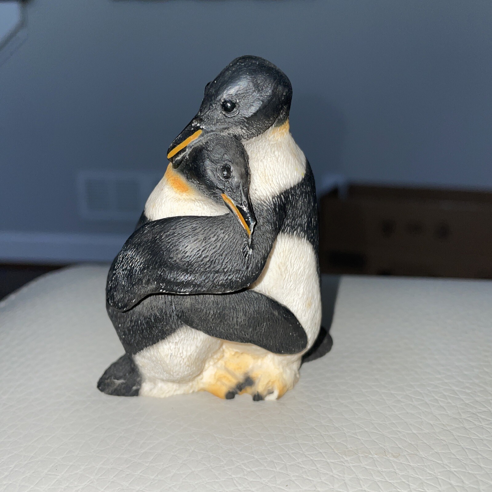 VTG CASTAGNA 1988 Figurine BIRD Hugging Penguins ITALY Signed 3.25 ...