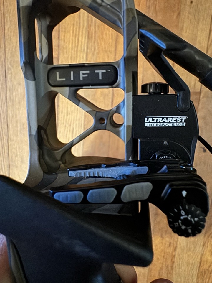 Mathews Lift 29.5 RH Bottomland Camo With GAS Strings, QAD, Axcel Sight ...
