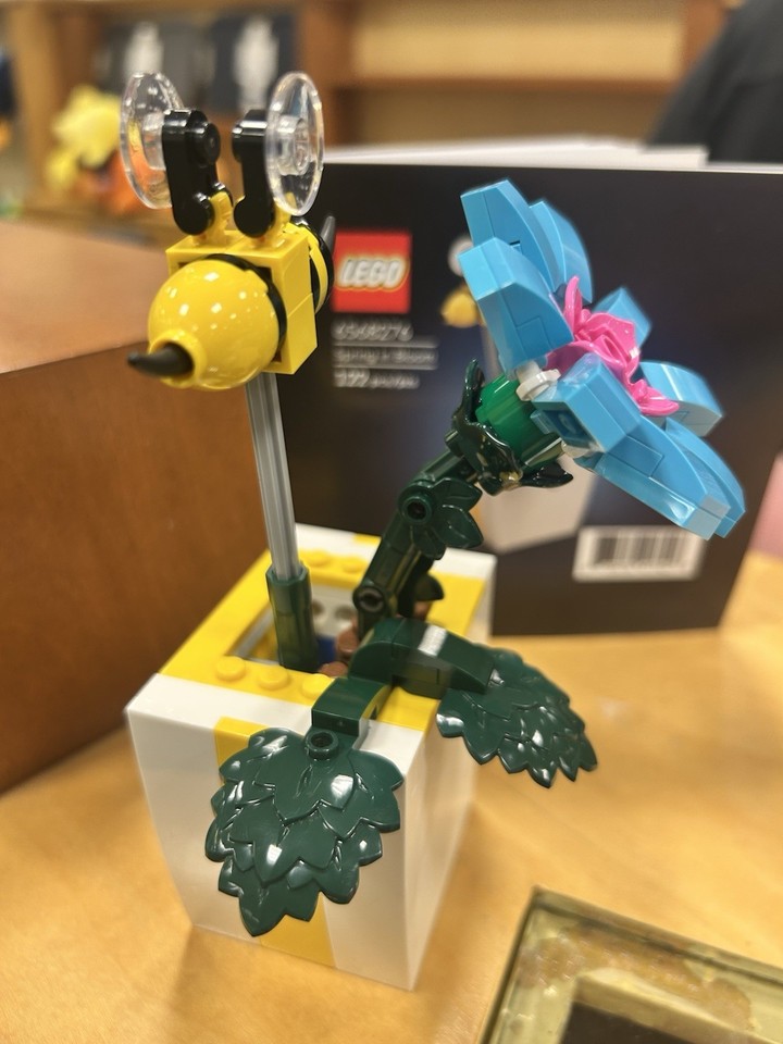 LEGO 6568276 - Spring in Bloom Bee & Flower Barnes & Noble Exclusive ...