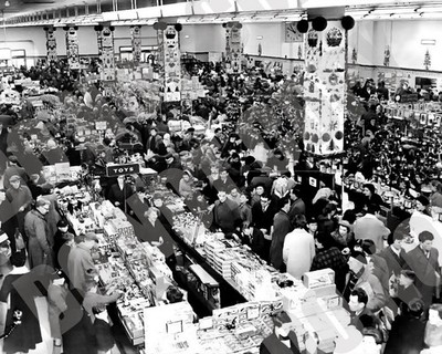 1950s Crowded Woolworths Department Store During Christmas Shopping ...