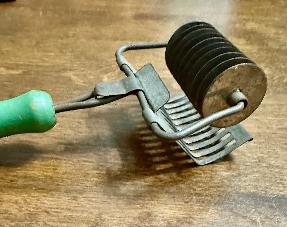 Vintage GREEN Wood Steel Pasta Herb Noodle Cutter Made in USA Handheld ...