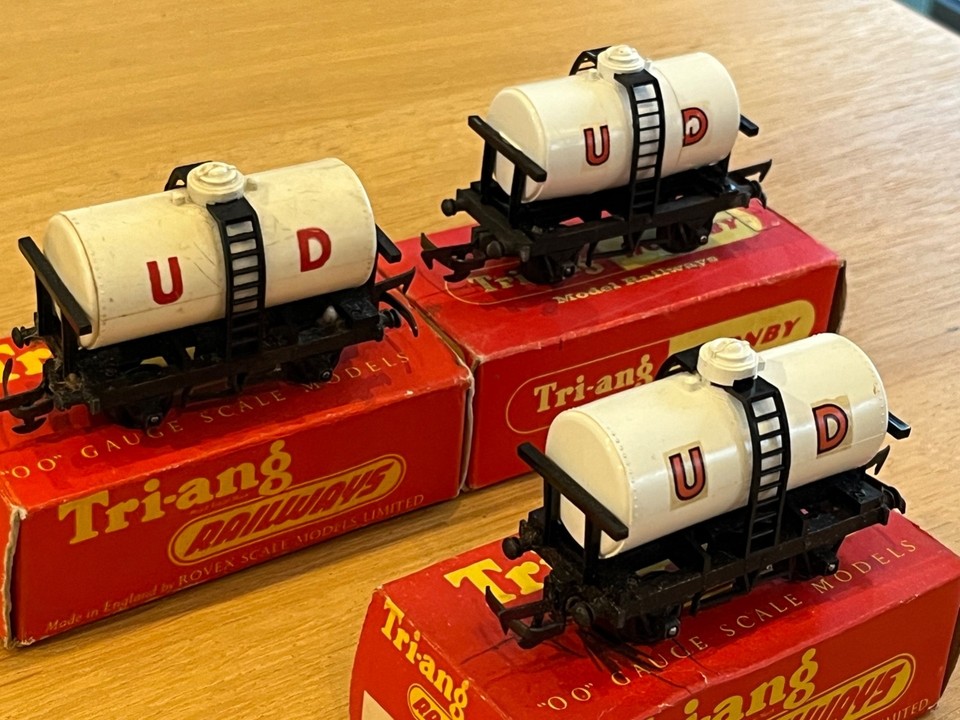 OO Triang boxed 3 x R15 United Dairies tank wagon with early couplers ...