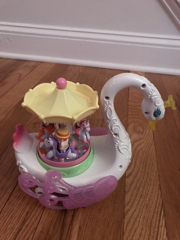 HuiLe Toys Musical Fantasy Swan Paradise Lights/Music/Carousel Spins ...