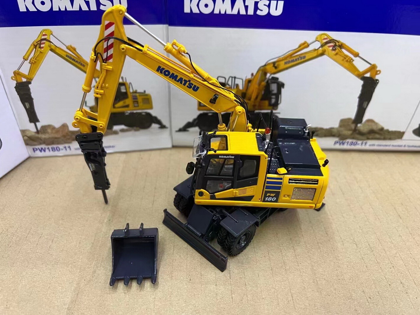 UH 1/50 Scale Komatsu PW180-11 Wheeled Excavator Diecast Model Toy ...