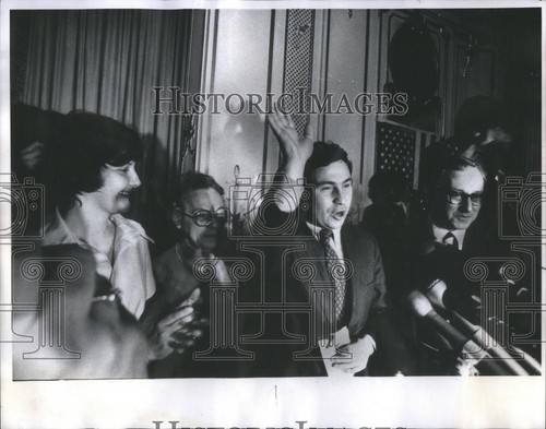 LARGE 1975 Press Photo AM. William Singer Thanks His Campaign Workers ...