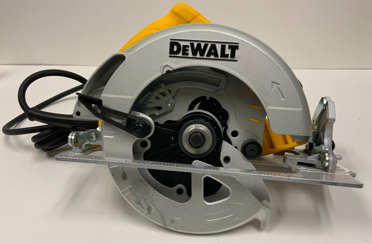 DEWALT DWE575 7-1/4-Inch 15 Amp Lightweight Corded Electric Circular ...