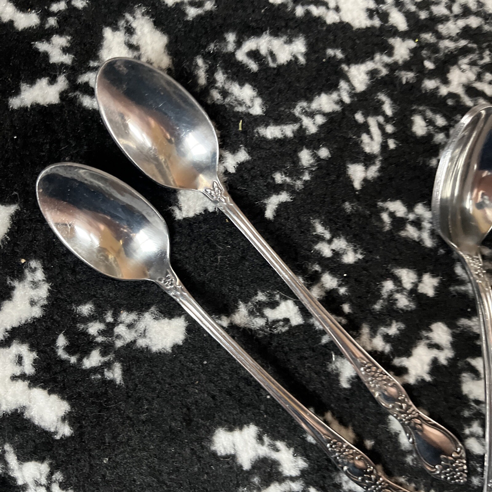 2 Oneida Ltd Ice Tea Spoons WM A Rogers Deluxe Stainless HUNTINGTON 12 ...