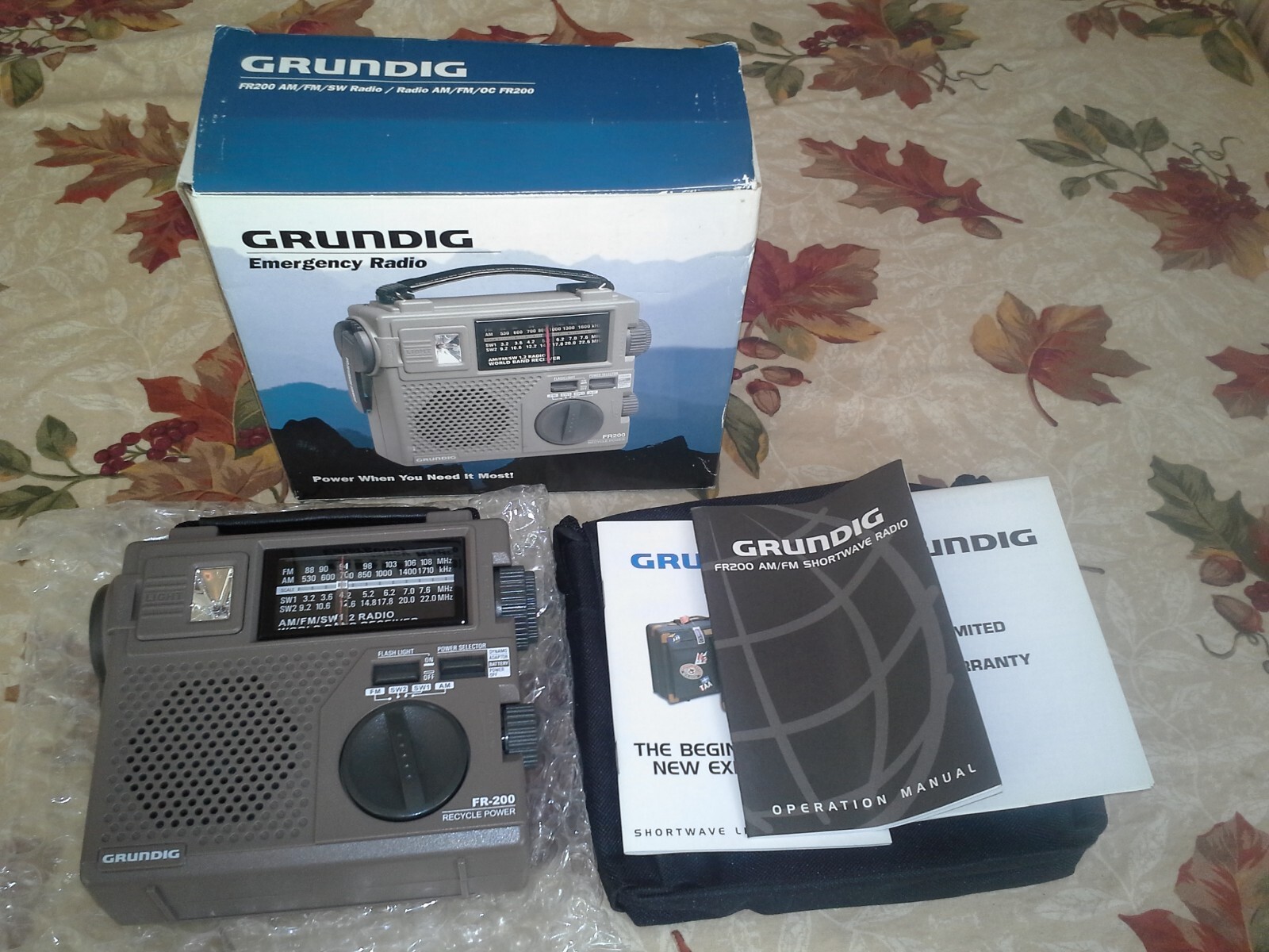 GRUNDIG FR200 AM/FM/SW Emergency Radio Flashlight Self Powered. NOS ...