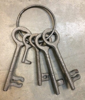 5 Large Jailhouse Keys Jailer Keyring Skeleton jail key with ring, raw ...