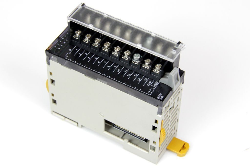 Omron CJ1W-ID211 16 x 24 VDC Programmable Logic Controller for sale ...