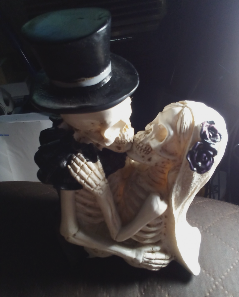 Ashland Halloween Posing Skeleton Kissing Silhouette | eBay