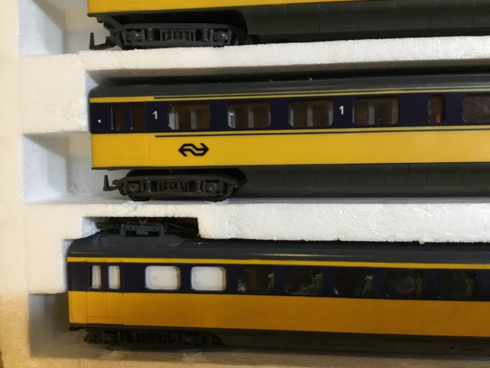 Lima Golden Series HO Scale Commuter Train / Engine & 3 Passengers ...
