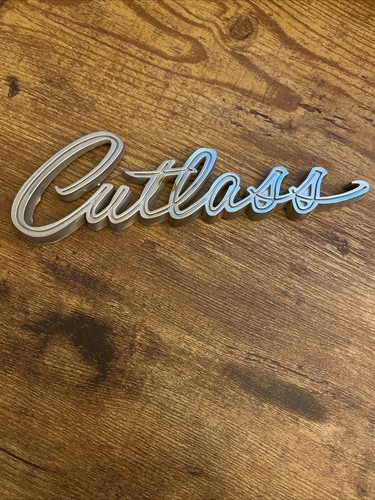 VTG 1967 OLDSMOBILE CUTLASS FENDER SCRIPT CAR EMBLEM BADGE #395064 OEM ...
