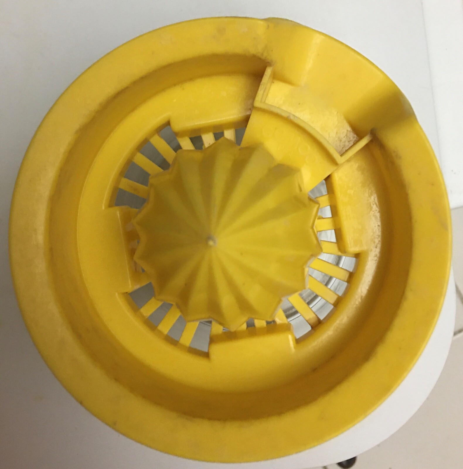 Two Vintage Gemco Juicer Citrus Reamers Squeezer - Jar Glass Yellow ...