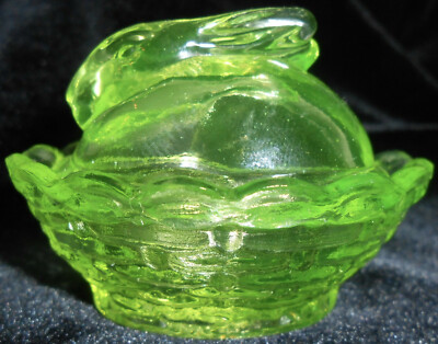green Vaseline Uranium glass Bunny rabbit on nest basket Easter egg ...