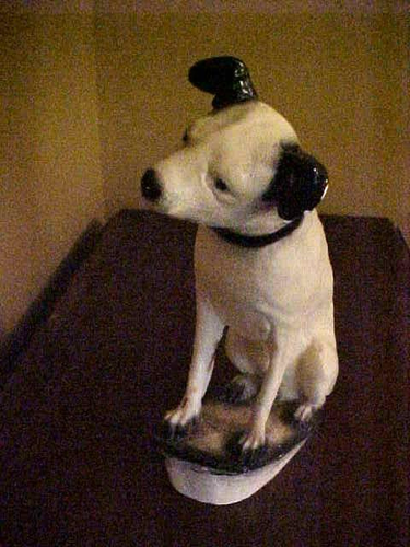RCA VICTOR PHONOGRAPH VICTOROLA/RADIO "NIPPER" DOG 16 1/2" TALL - CHALK ...