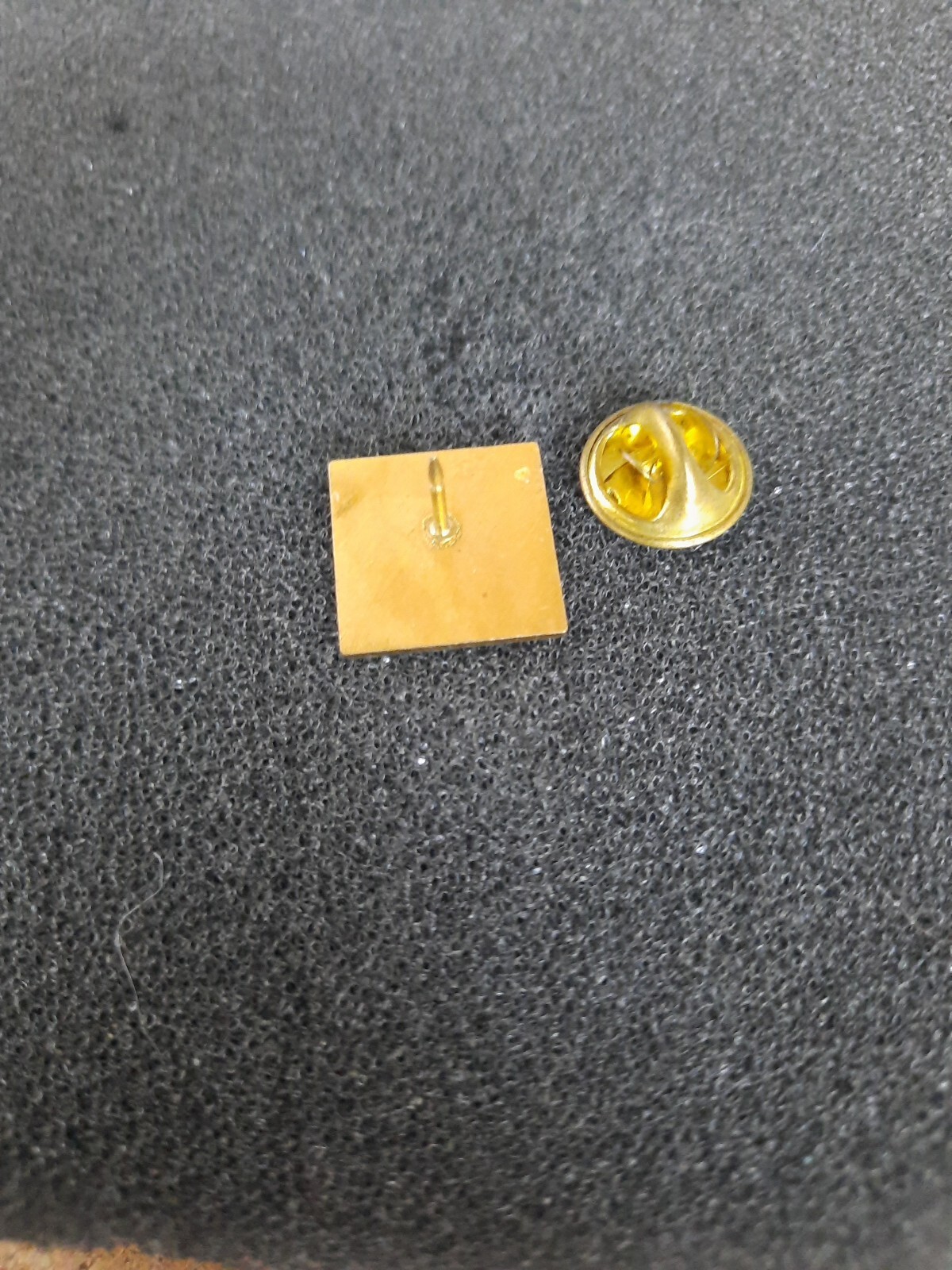 Pin's blason Écusson lions rouge red drapeau flag - Pins L14 | eBay