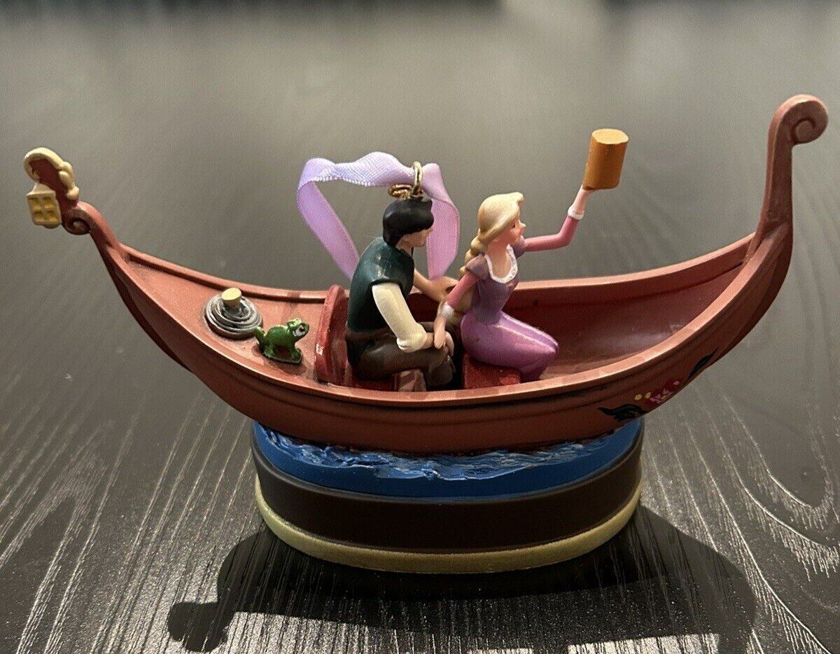 Rapunzel And Flynn In Boat
