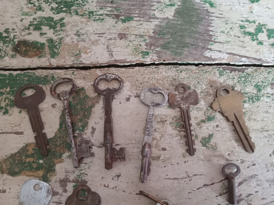 39 Vintage Key Lot Skeleton Sargent Samsonite Indak GM & More Crafts ...