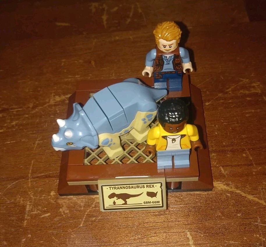 LEGO Jurassic World Minifigure Lot Baby Triceratop Chris Pratt & Darius ...