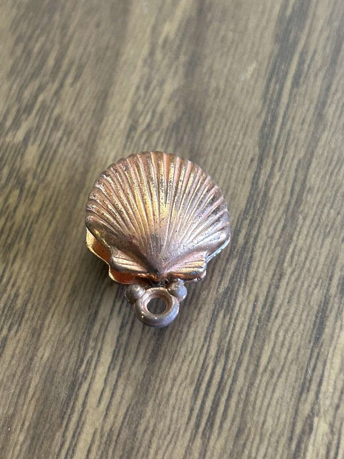 VINTAGE CRACKER JACK GOLD TONE CLAM SHELL W FAUX PEARL CHARM PRIZE TOY ...