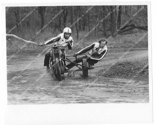 o32204 1975 orig photo Ben Murphy and motorcycle stunt racers film ...