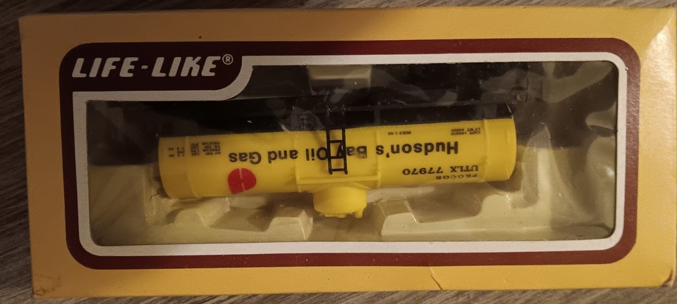 Vintage Life-Like Train Set Locomotive And 4 Cars, Tracks And More | eBay