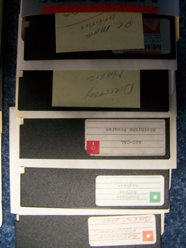 5.25 Floppy Case w/ 22 floppy disks & (4) 3.5" diskettes with Commodore ...