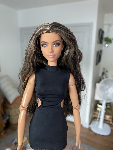 Barbie Looks Wave 1, Model #1 Doll- Brunette with Wavy Hair Lina Face ...