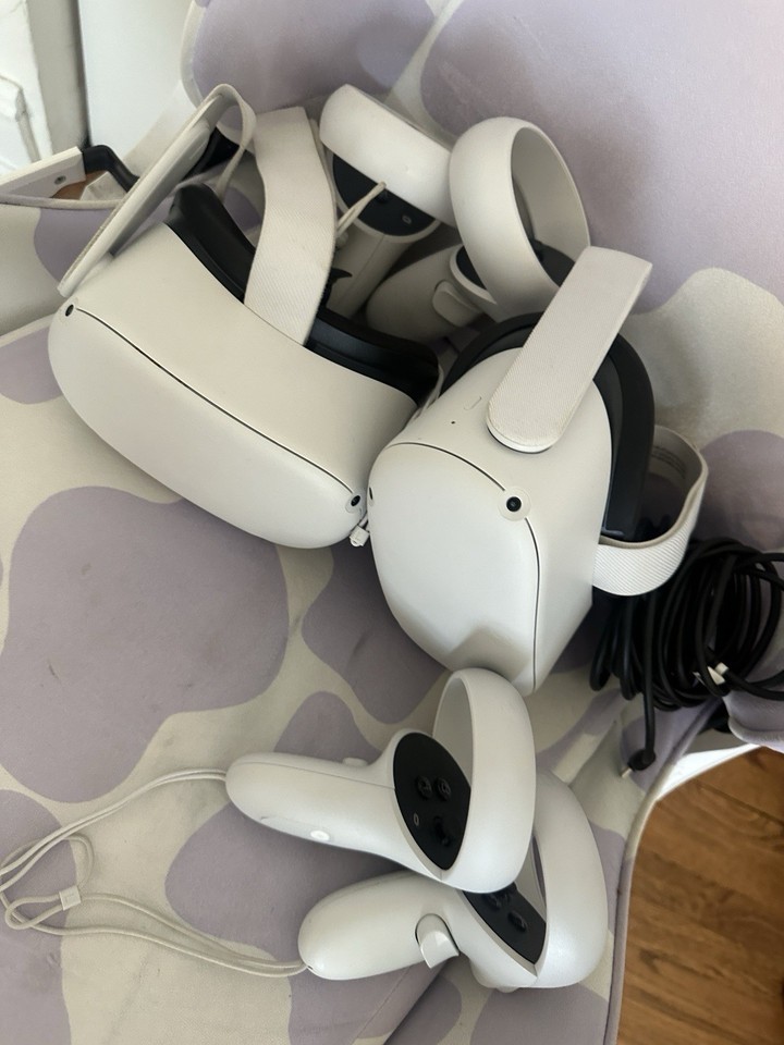 Oculus Quest 2 VR Headset with Accessories Mega Bundle Two Headsets | eBay