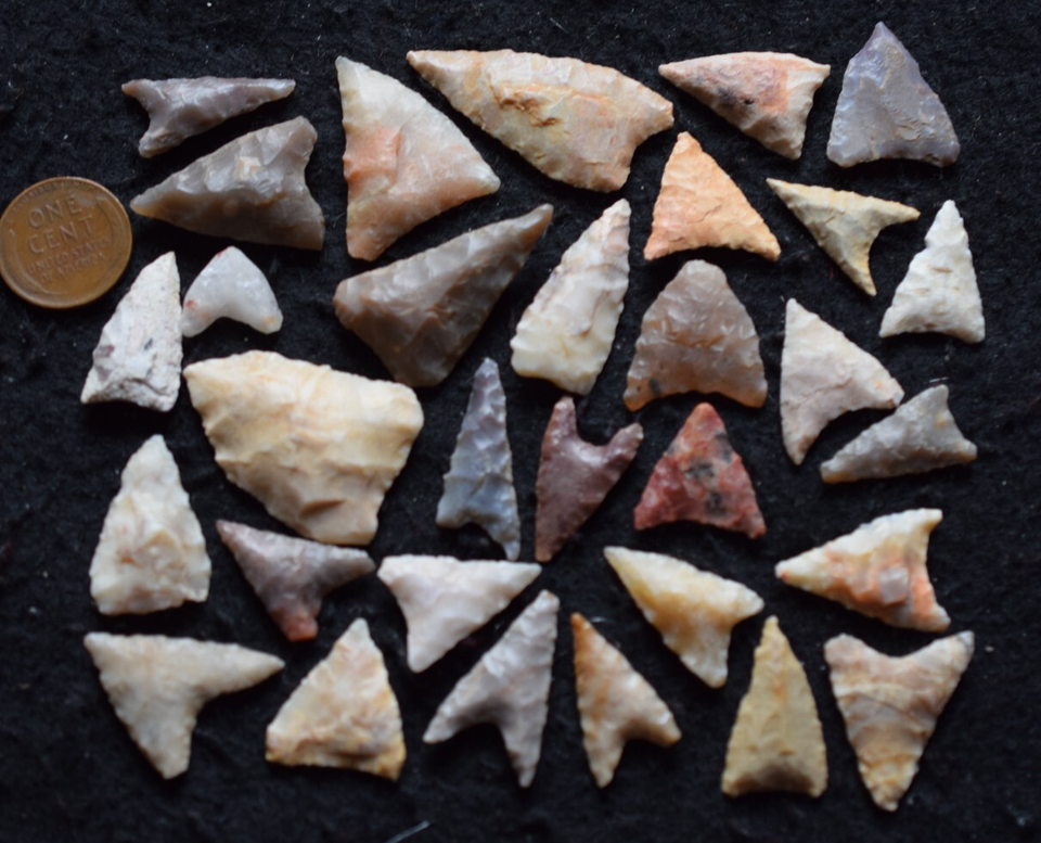 30 common Sahara Neolithic TRIANGULAR projectile points/tools some with damage | eBay