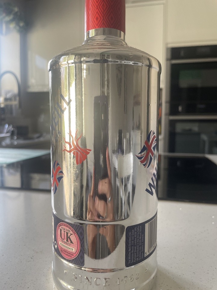 H.M. QUEEN ELIZABETH II Platinum Jubilee Commemorative 70cl bottle ...