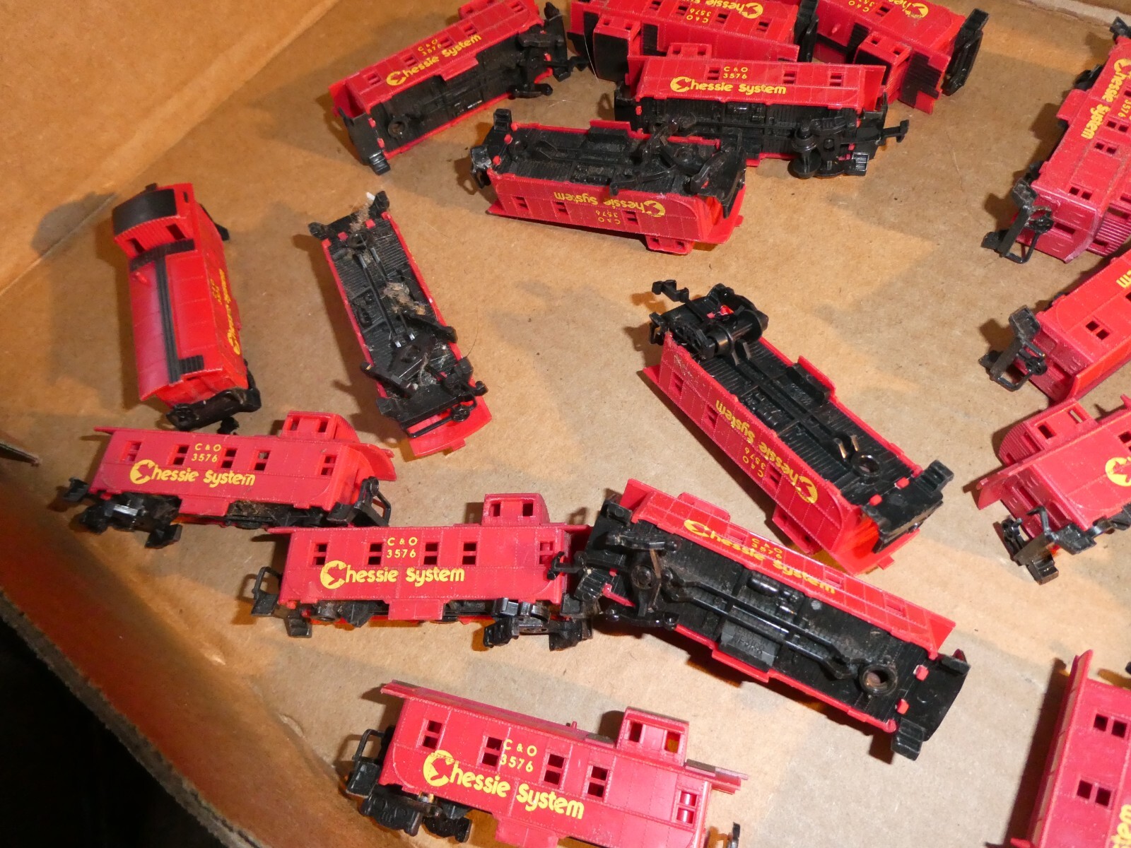 Lot of 18 Vintage 1970s N Scale Aurora Chessie System Caboose Cars No ...