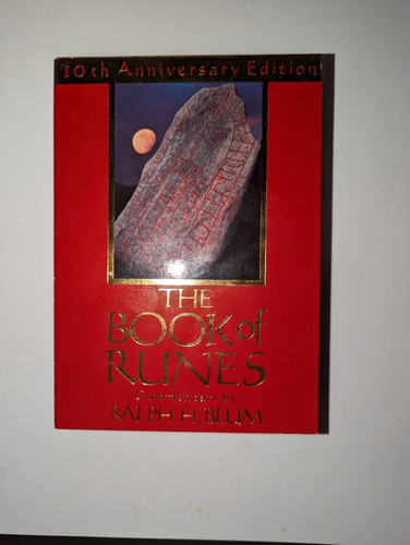 The Book of Runes Ralph Blum never used complete with stones and pouch ...