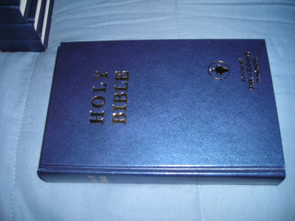 20 NEW VINTAGE 1985 HOLY BIBLE NKJV BLUE HARDCOVER BOOK GIDEON LOT OLD ...