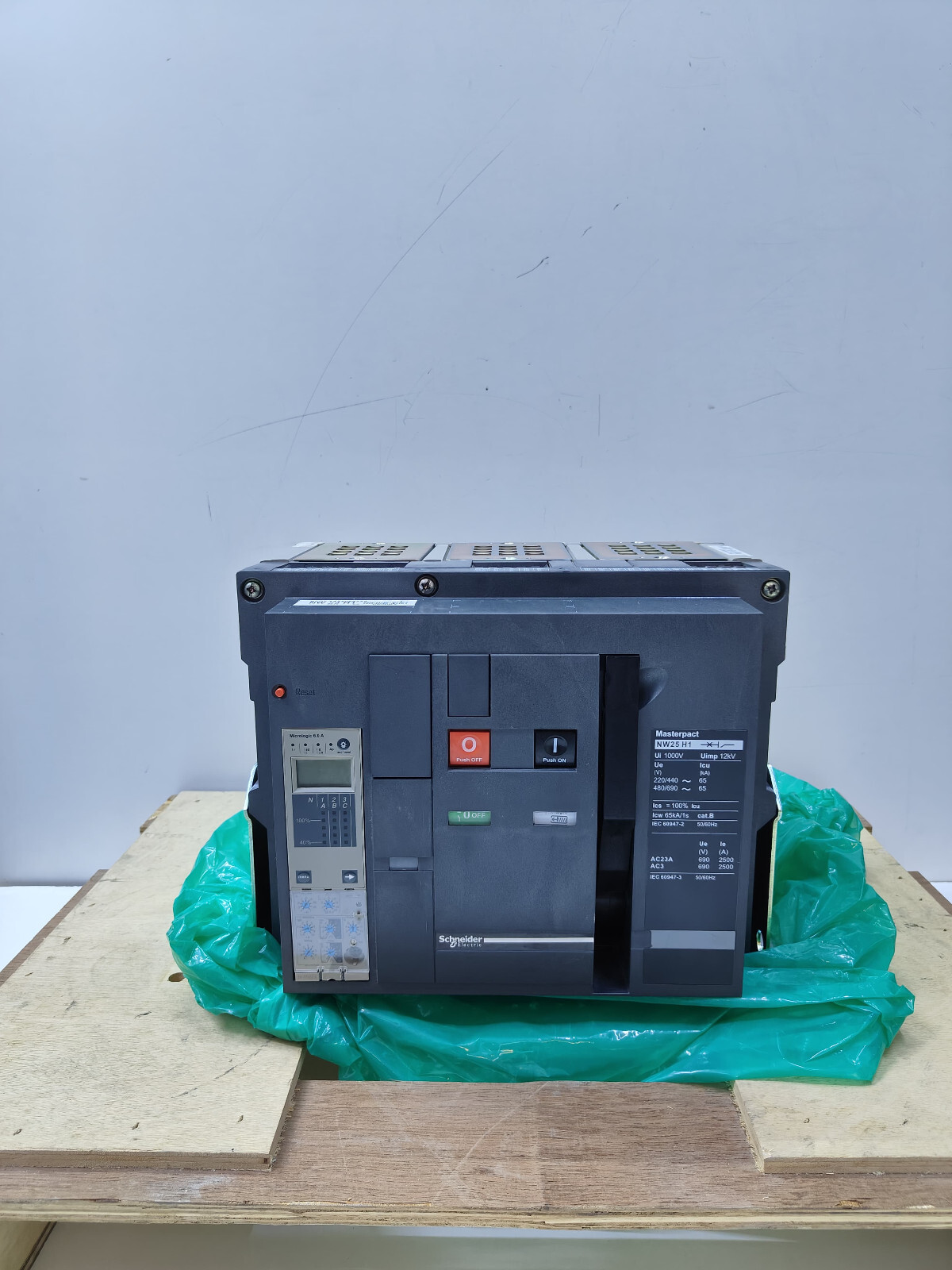 New Schneider Circuit breaker Masterpact NW25H1 - 2500 A - 3 poles ...