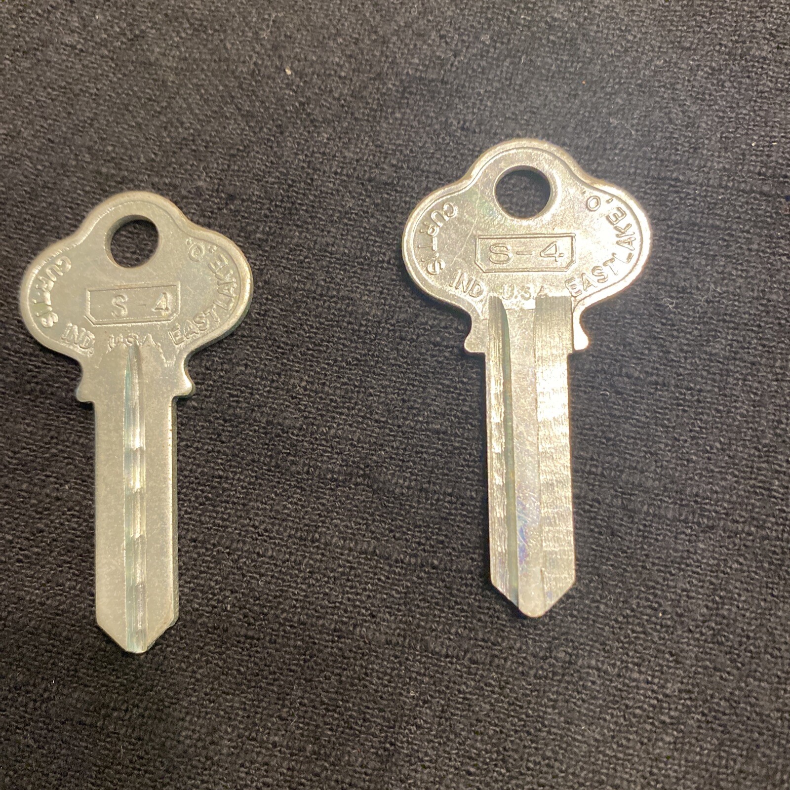 (2) Vintage Curtis Ind. Bulldog Cleveland Ohio lock keys Blank no. S 4 ...