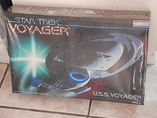 Maquette model kit STAR TREK - USS Voyager - Monogram | eBay