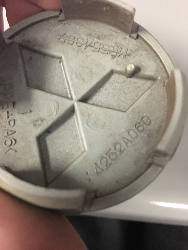 MITSUBISHI LANCER OEM CENTER HUB CAP SILVER 4252A060 MR554007 MR554097 ...