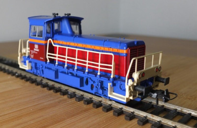 Roco 48012 HO gauge (SNCF) DB Y8000 diesel loco in red/blue Werkslok ...