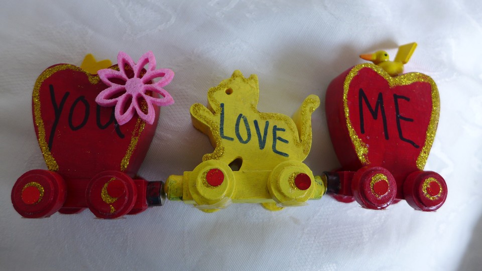 HANDMADE HAND PAINTED WOOD MAGNET HEART TRAIN WITH LOVE PHRAZES RED AND ...