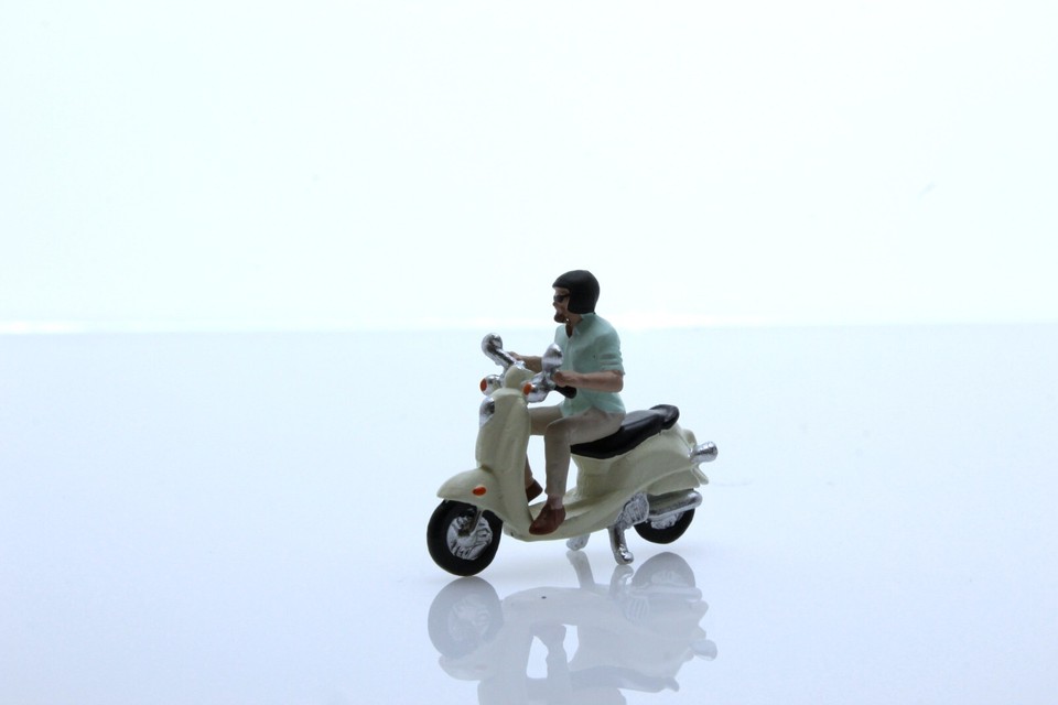 2 Scooters Motorcycles & 2 Rider Figures, 1:64 Scale Diecast Diorama ...