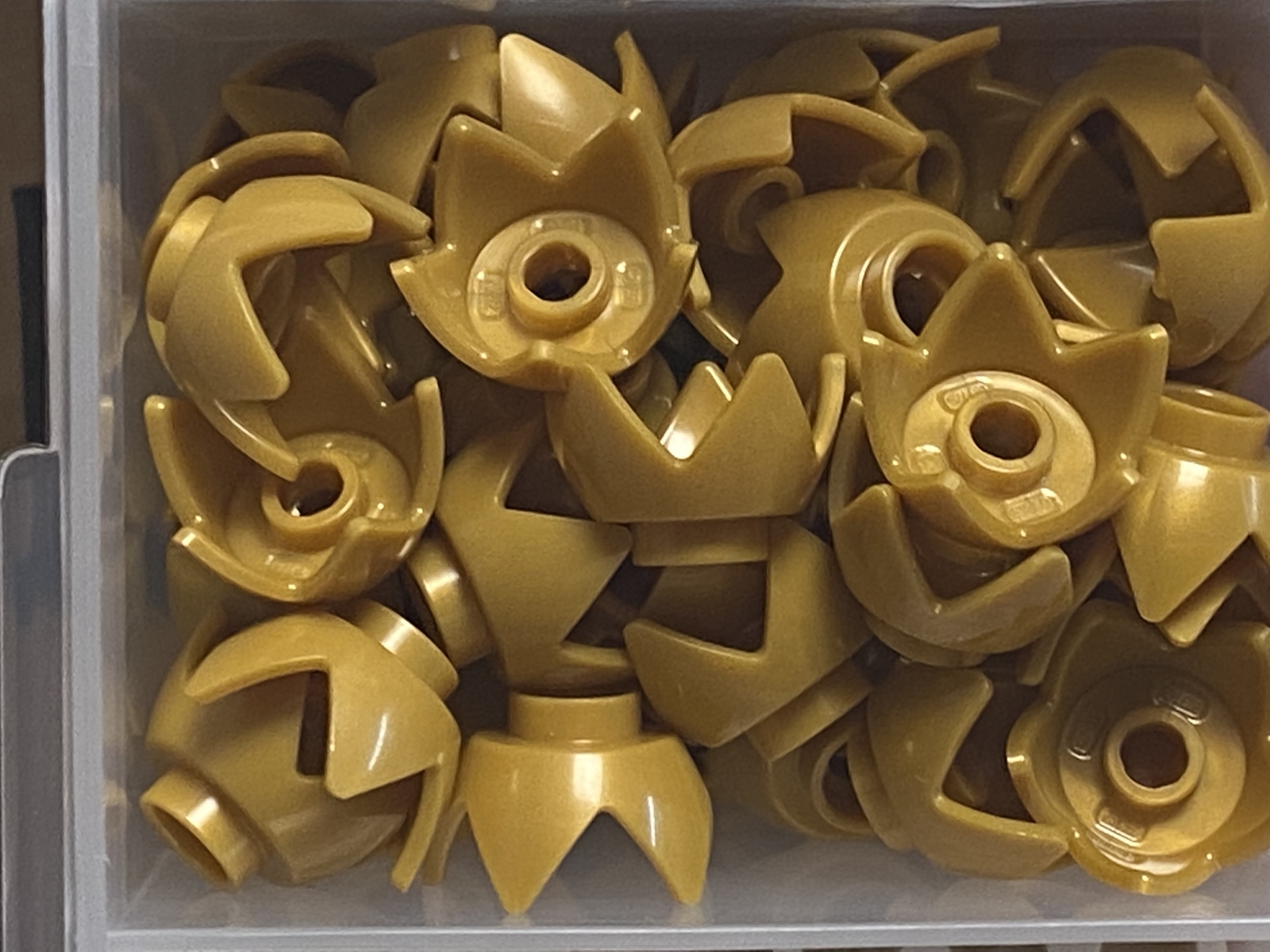 LEGO Parts - Pearl Gold Minifigure Headgear Crown - No 39262 - QTY 60 ...