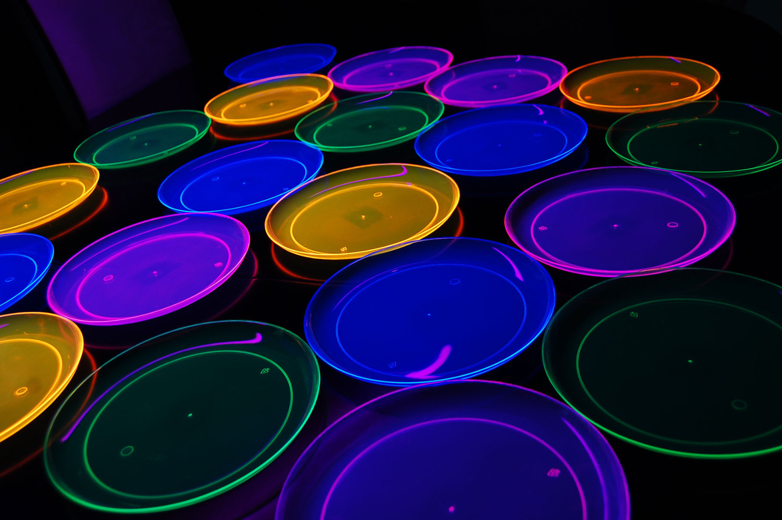Blacklight Reactive 9 Inch Plastic Party Plates- 20 ct. | eBay