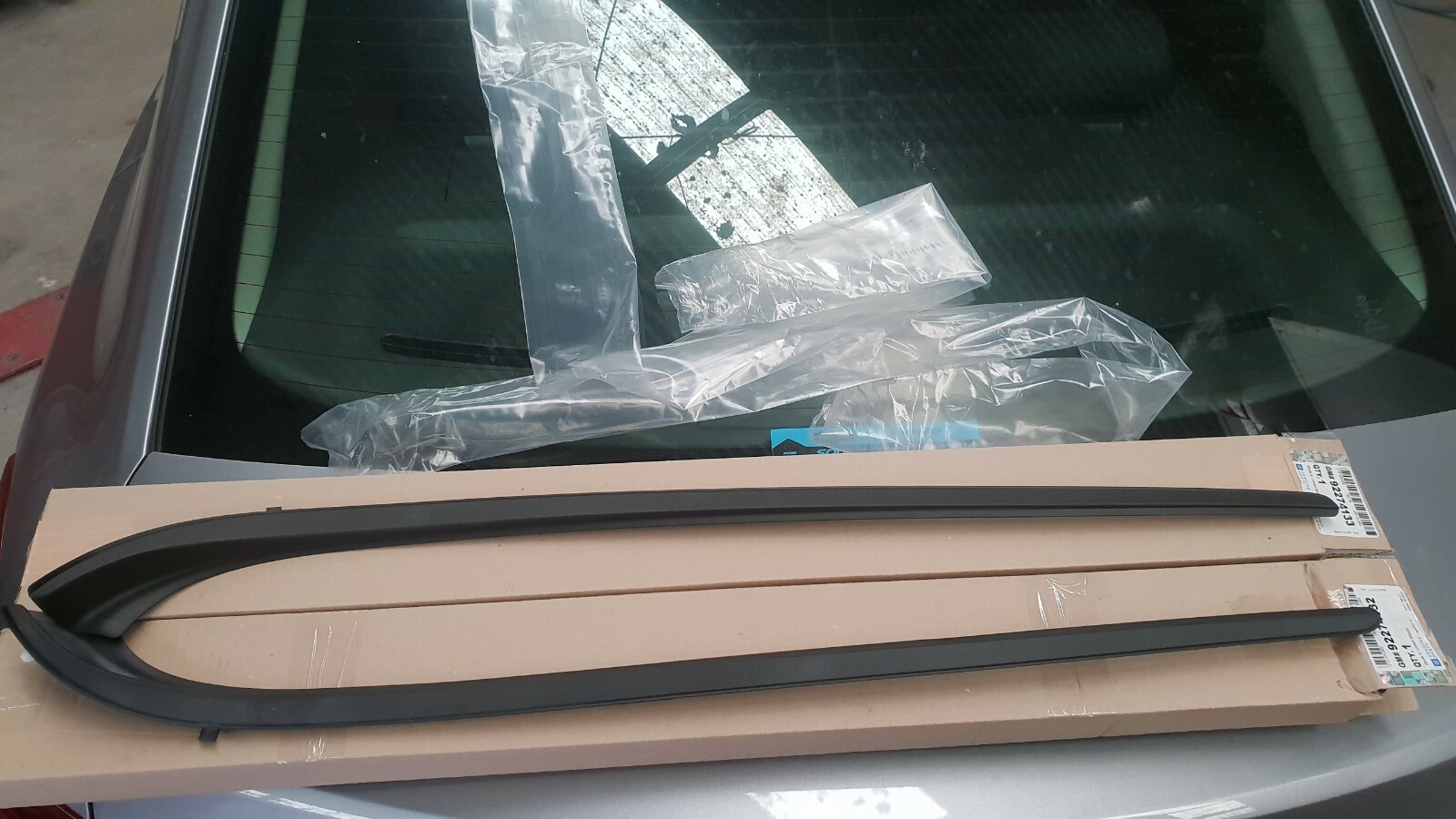 HOLDEN NOS VF COMMODORE WINDSCREEN MOULDS FRONT SS SEDAN UTE HSV ...