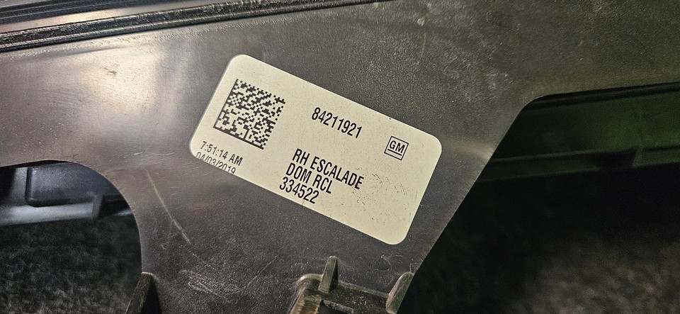 15-20 Escalade ESV Right Side Taillight Lamp OEM 84211921 (READ ...