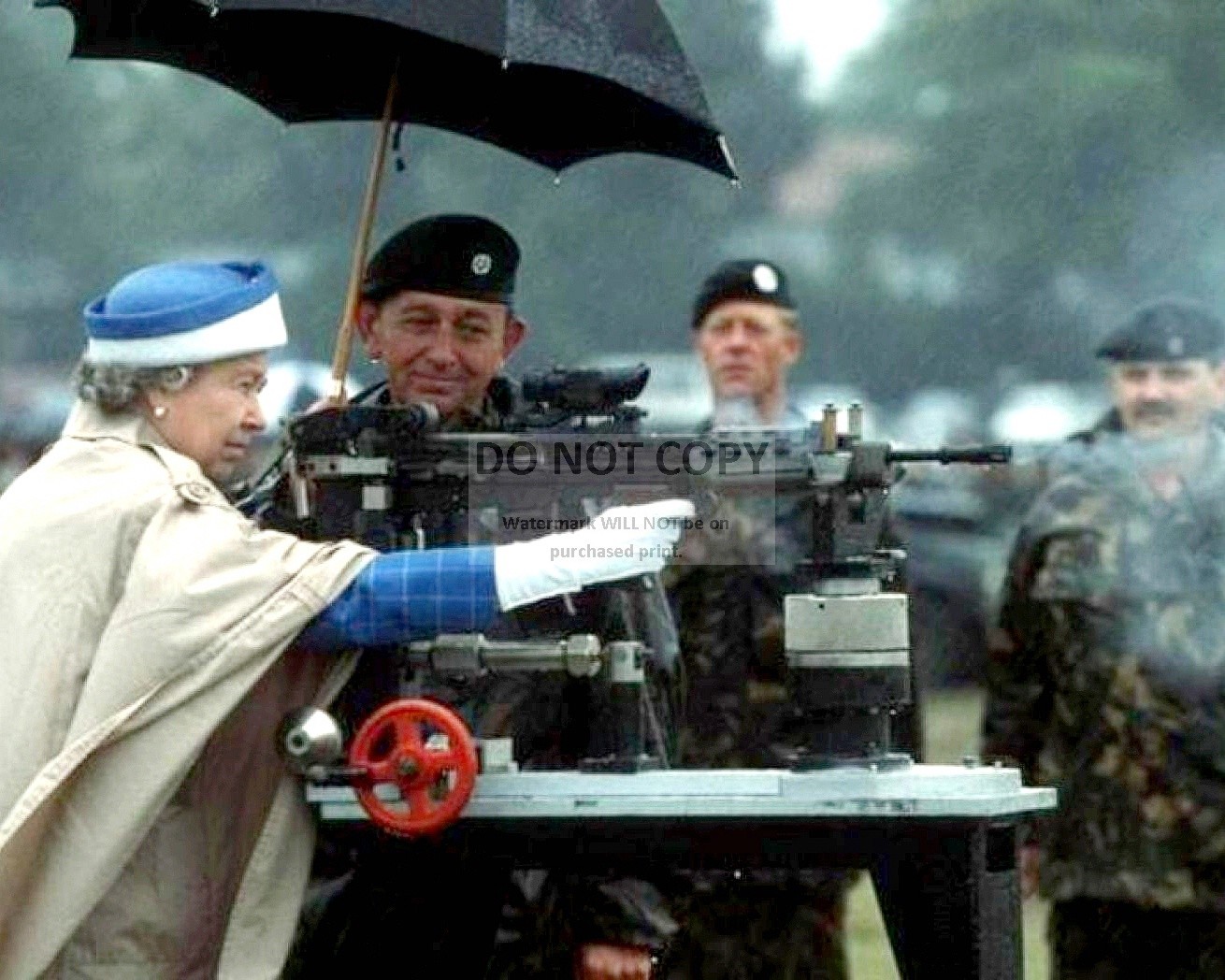 QUEEN ELIZABETH II FIRES BRITISH L85 BATTLE RIFLE IN 1993 - 8X10 PHOTO ...